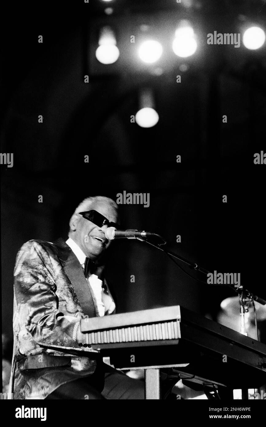 Archives 90ies; American singer and musician Ray Charles performs at ...