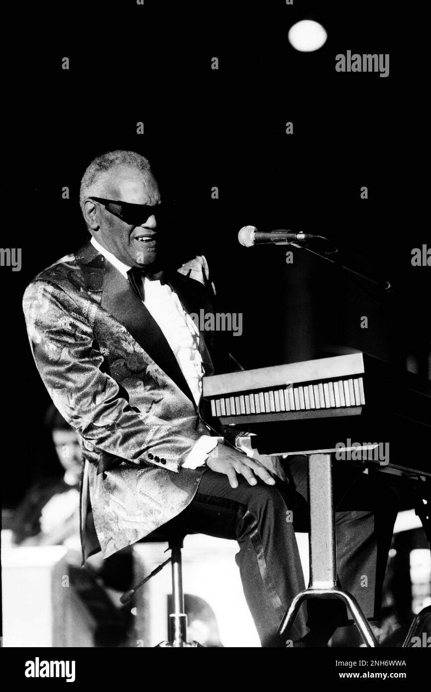 Archives 90ies; American singer and musician Ray Charles performs at ...
