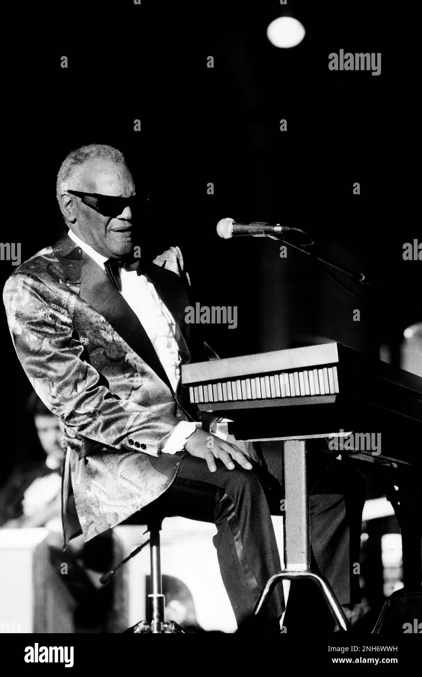 Archives 90ies; American singer and musician Ray Charles performs at ...
