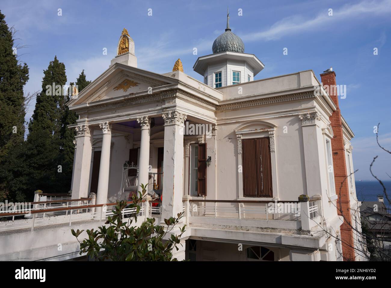 Building illuminati hi-res stock photography and images - Alamy