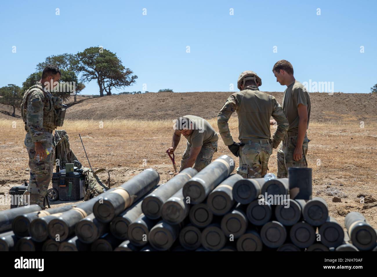 Arizona Army National Guard Soldiers assigned to Headquarters and ...