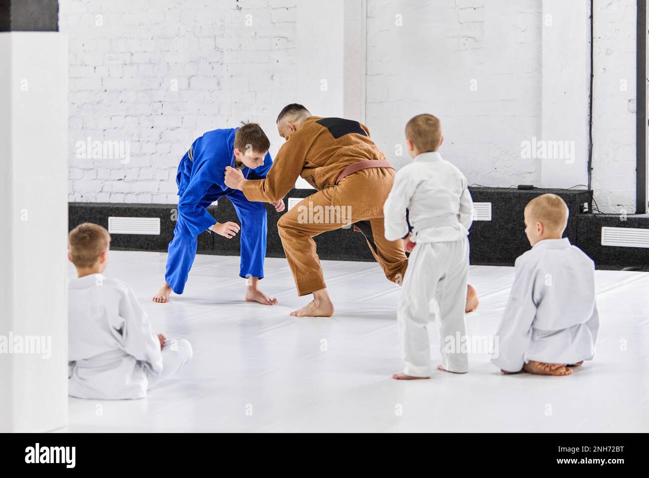 Teaching judo hi-res stock photography and images - Alamy