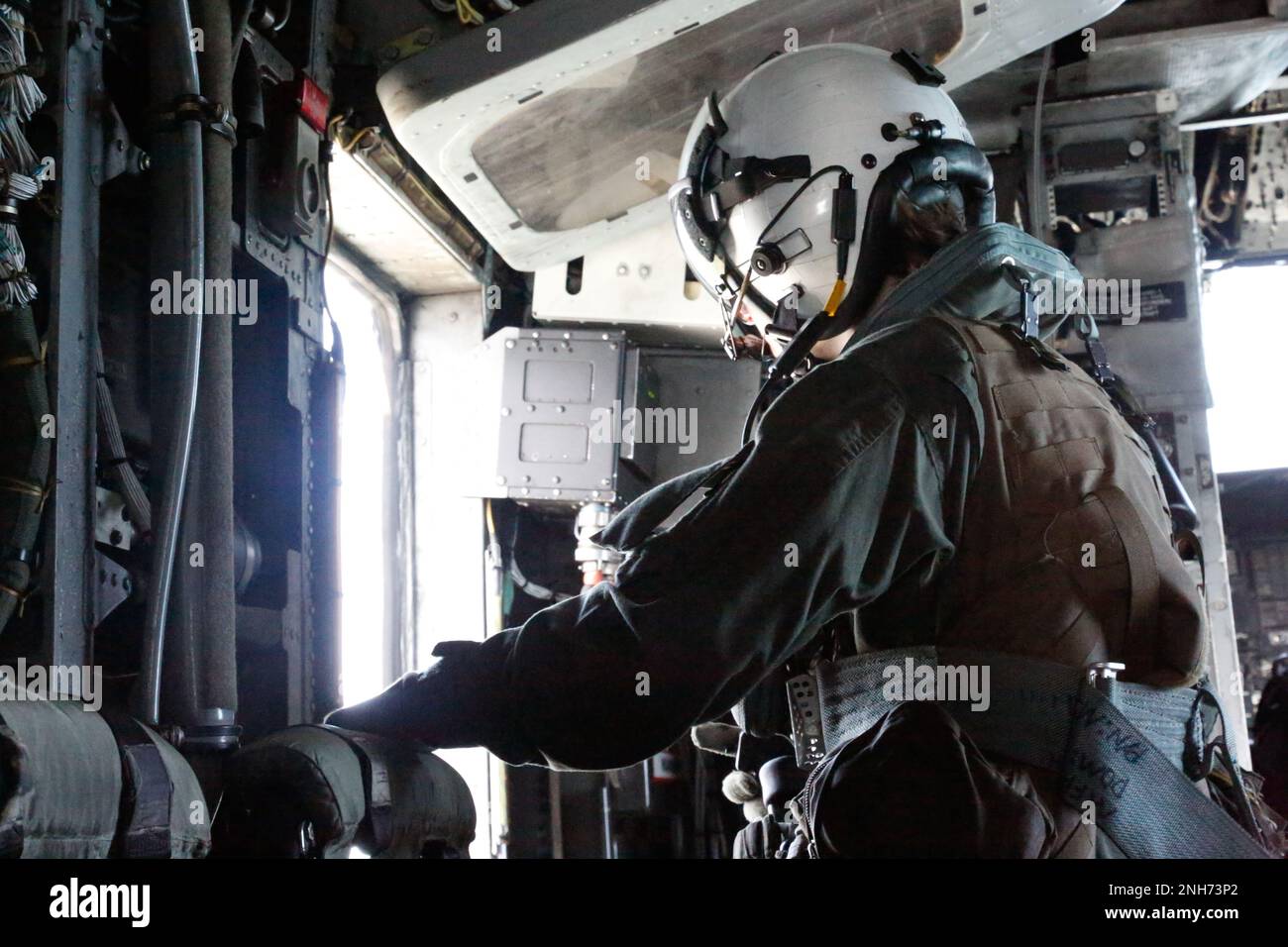 U.S. Marines with Marine Heavy Helicopter Training Squadron (HMHT) 302 ...