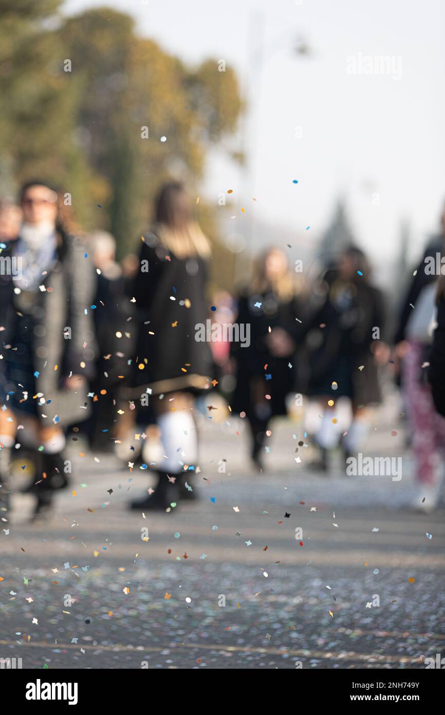 Confetti falling crowd outdoors hi-res stock photography and images - Alamy