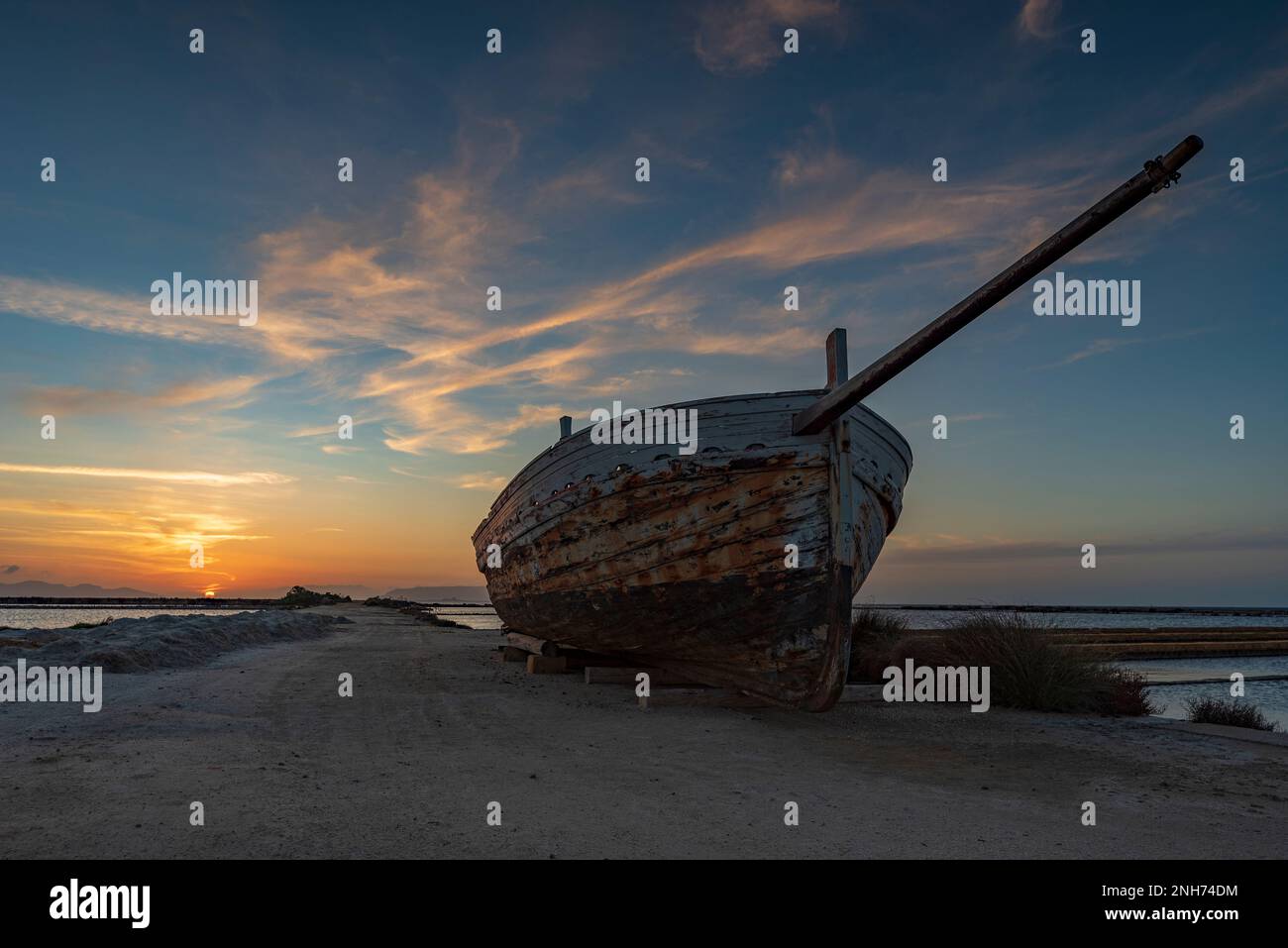 Sunset on an old fishing boat, salt pans of Trapani Stock Photo - Alamy