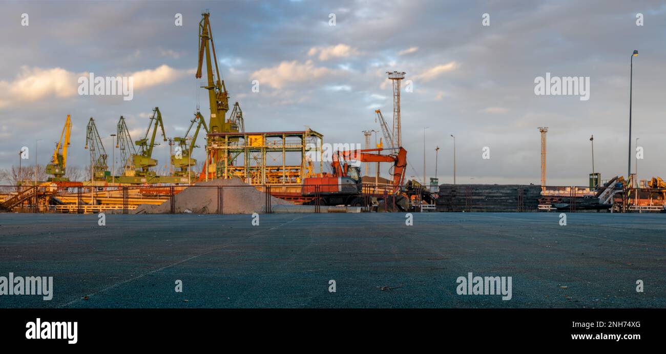 Seaport worker hi-res stock photography and images - Alamy