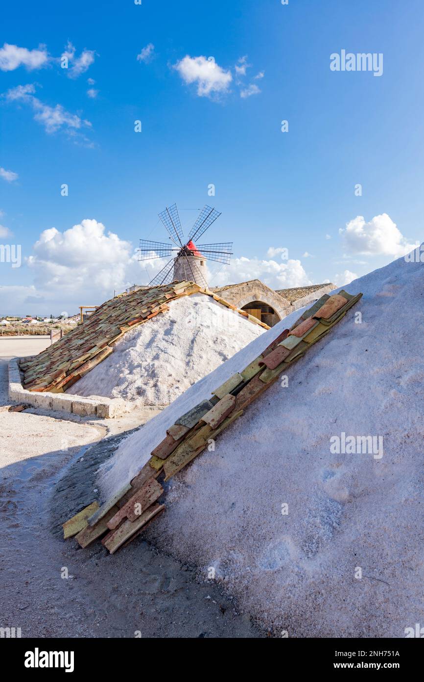 Salt processing sicily hi-res stock photography and images - Alamy