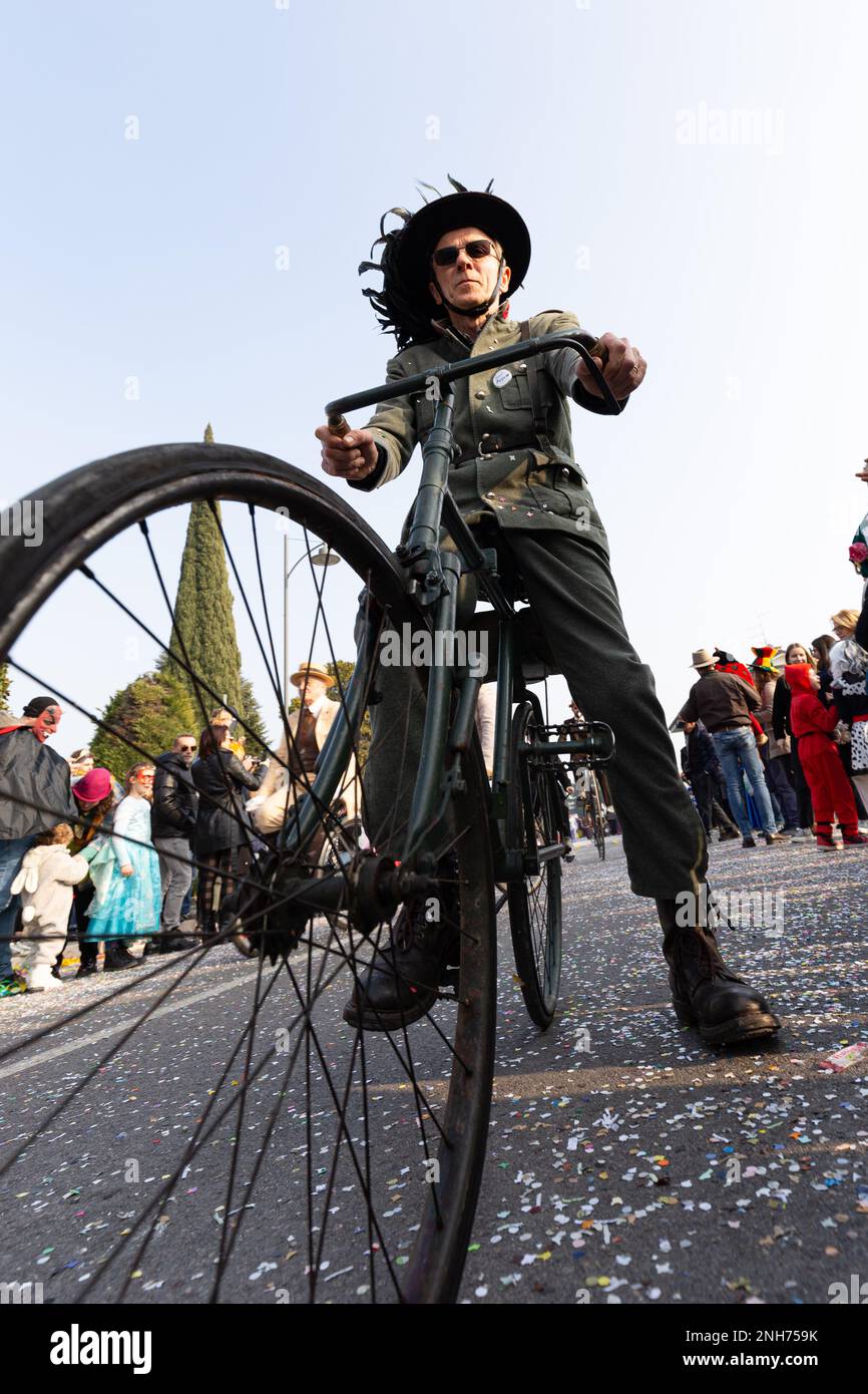 Throwback to Yesteryear: Vintage Bicycle Rolls Through Carnevale Parade ...