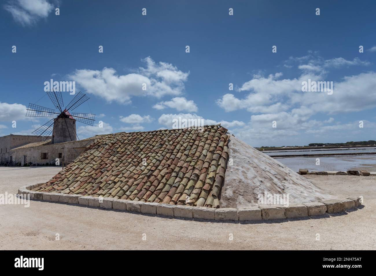 Italy salt flats hi-res stock photography and images - Alamy