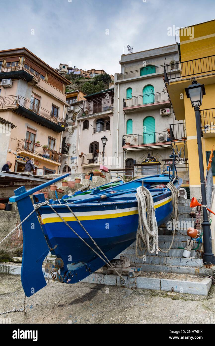 Fishing boats italy hi-res stock photography and images - Alamy