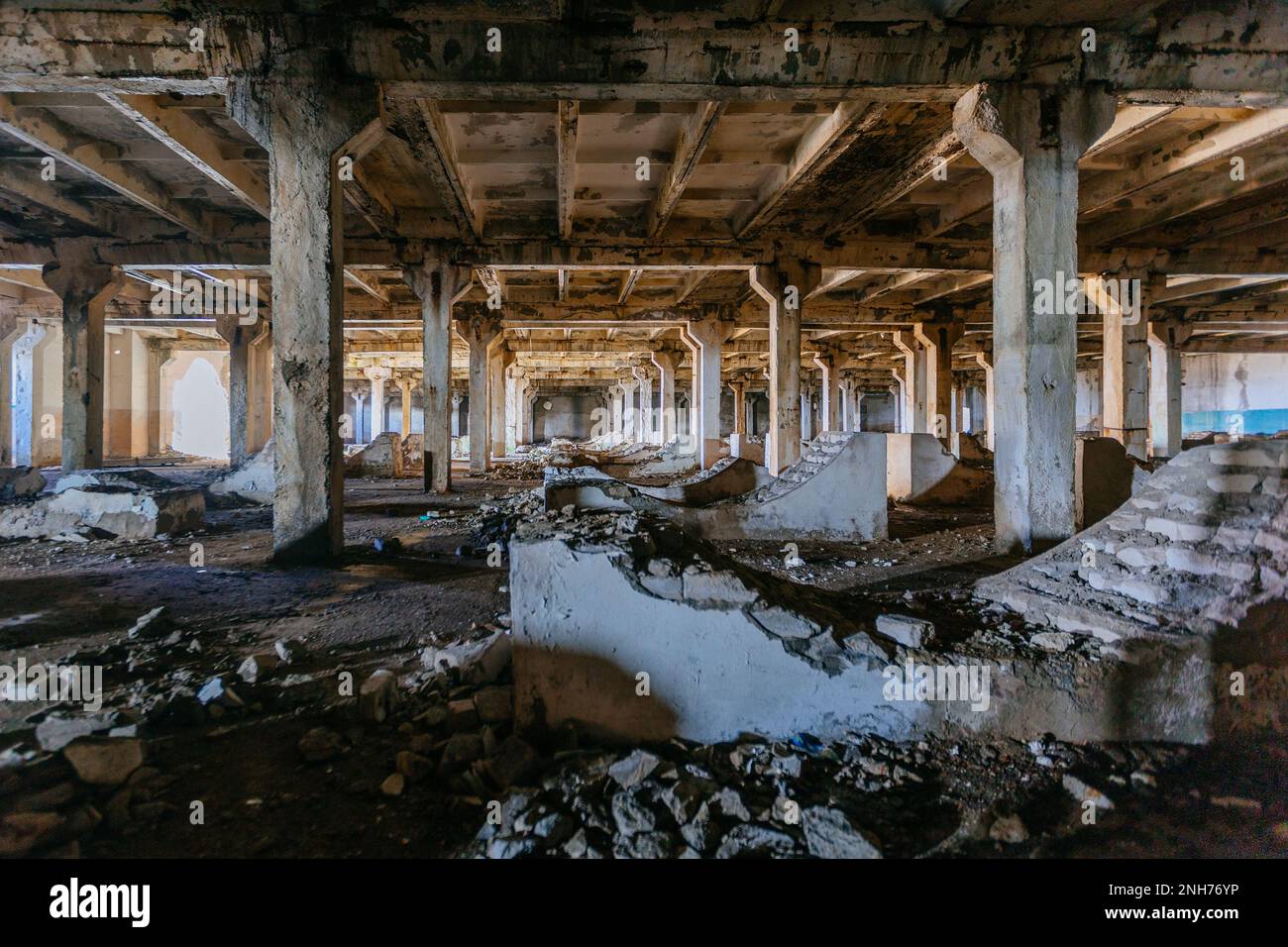 Abandoned factory. Large empty ruined industrial hall Stock Photo - Alamy