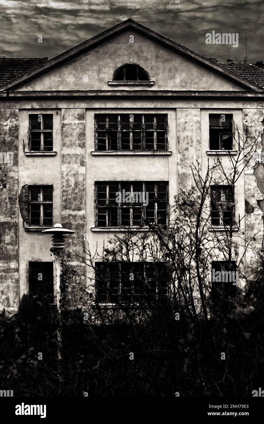 Black and white shot of haunted villa and cloudy sky Stock Photo - Alamy