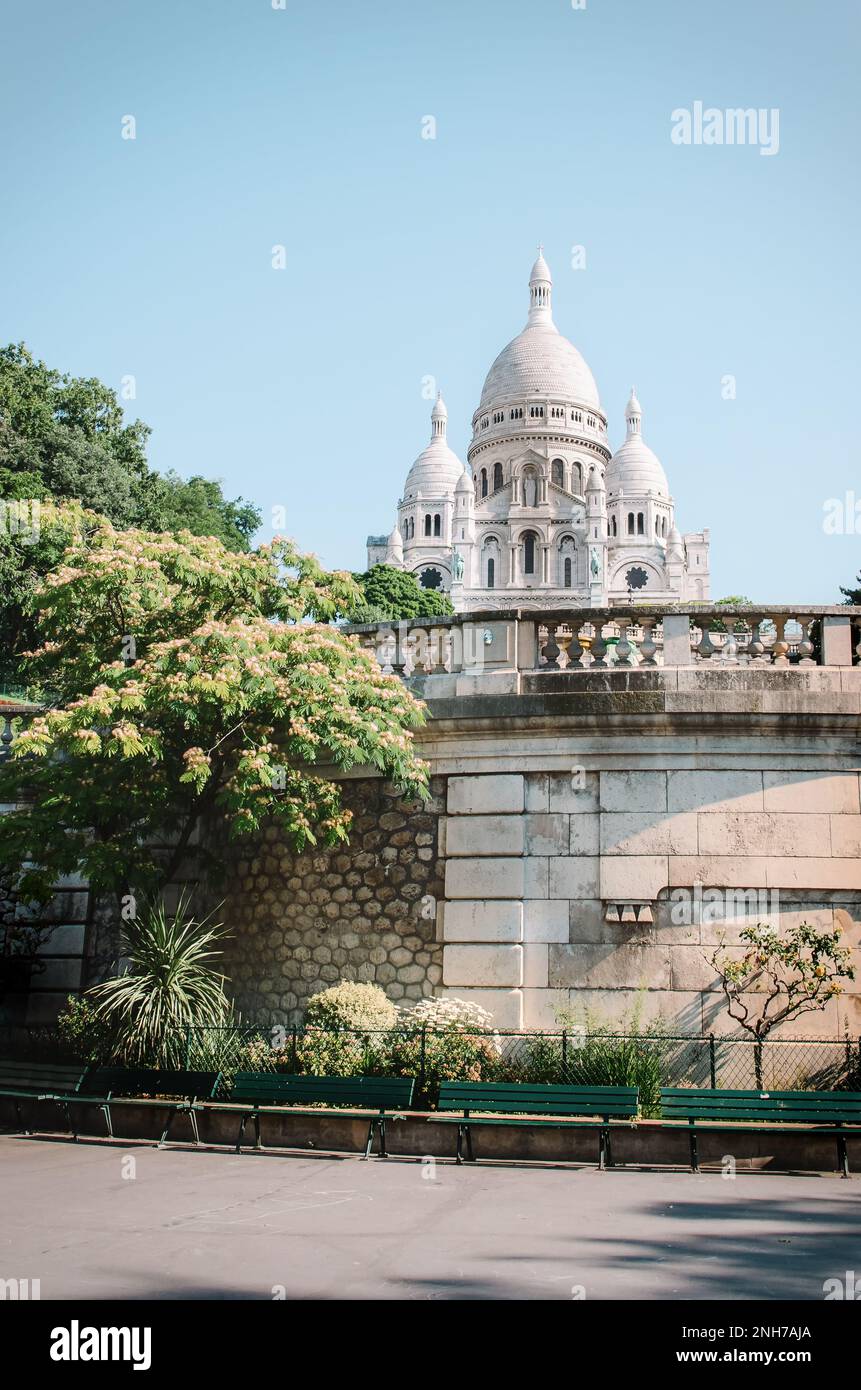 The square in front of the steps to the Basilica of Sacre Coeur in ...