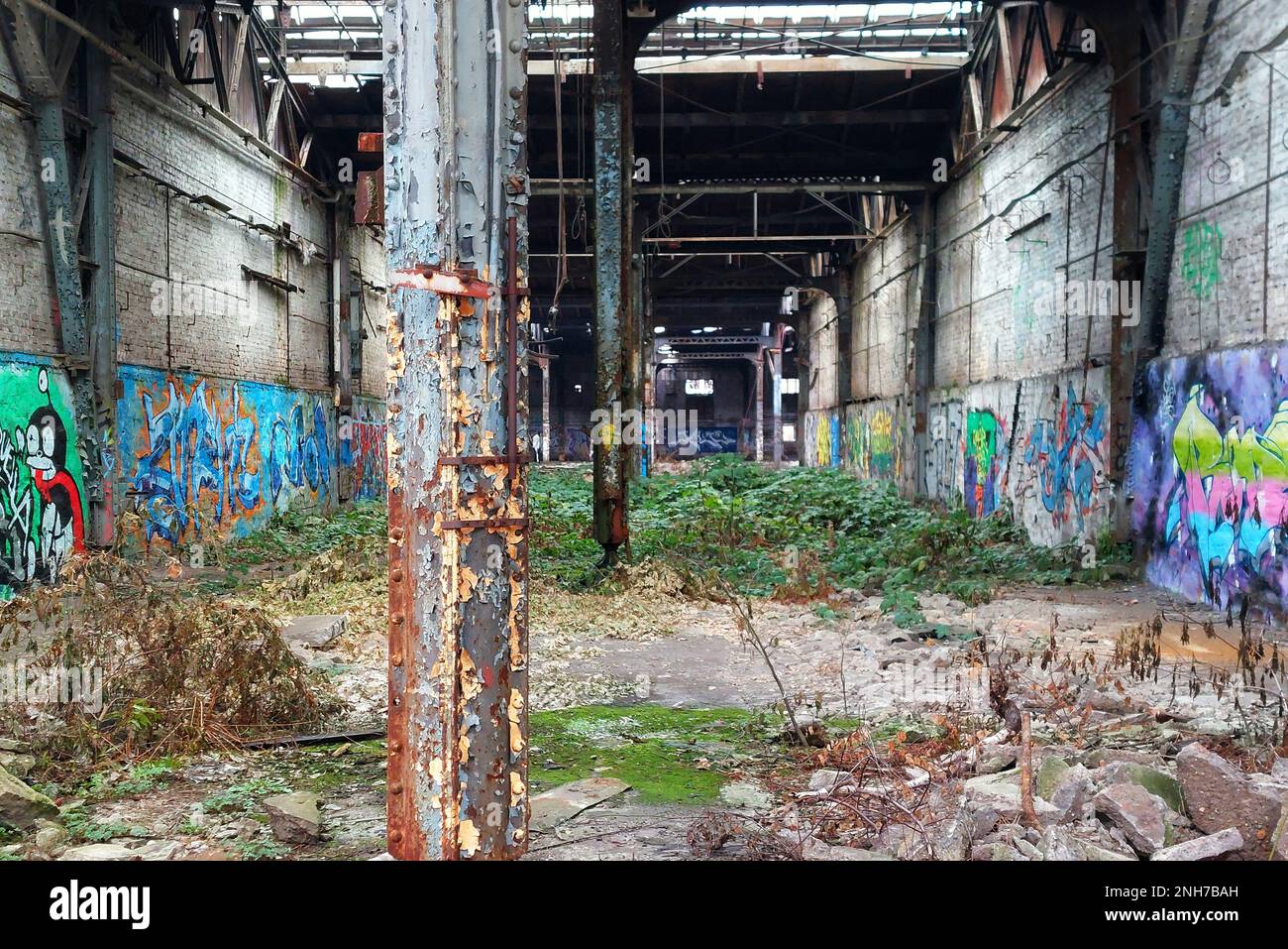 Destroyed concrete pillar hi-res stock photography and images - Alamy