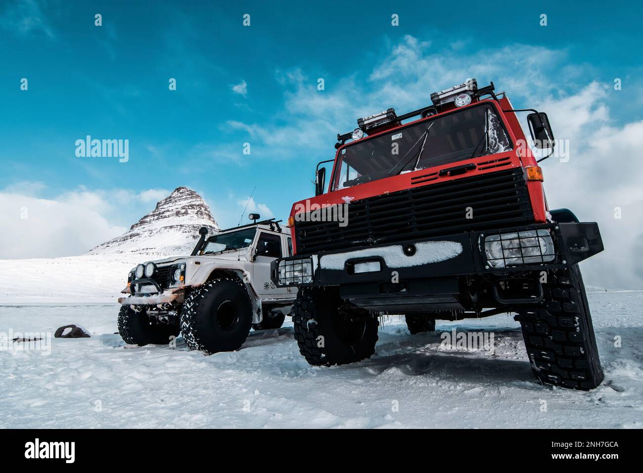 Vehicles covered in snow hi-res stock photography and images - Alamy
