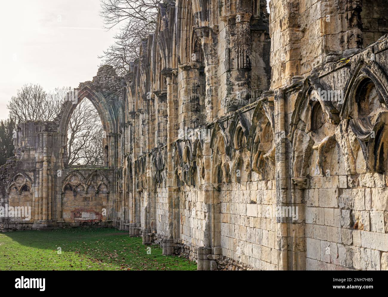 Ruins norman crumbling stone hi-res stock photography and images - Alamy