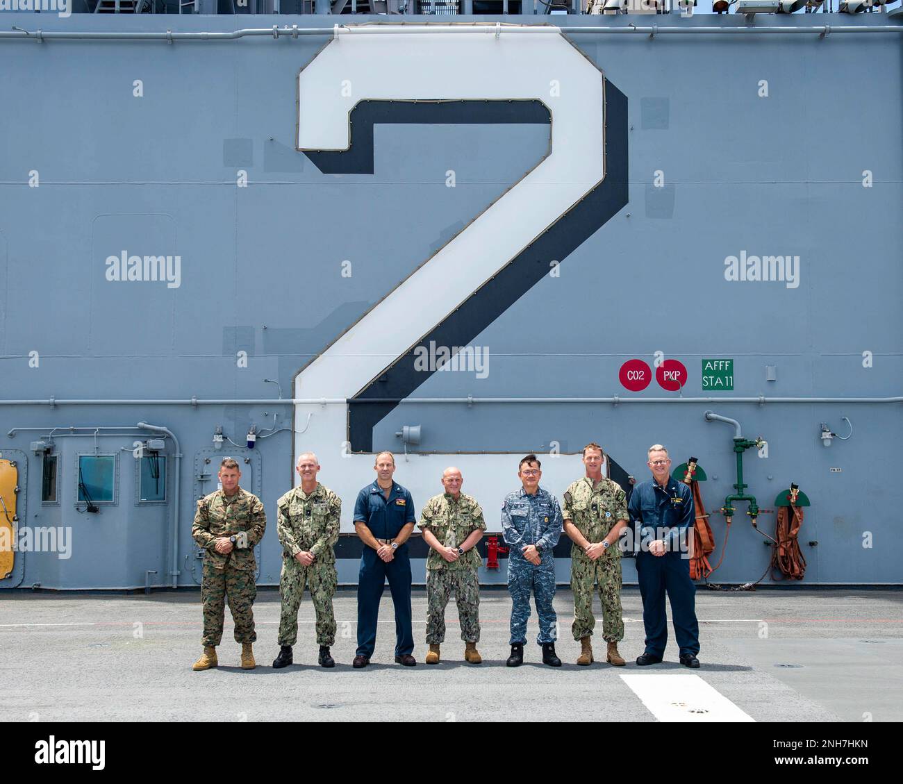 PACIFIC OCEAN (July 21, 2022) From left to right, U.S. Marine Corps Col ...
