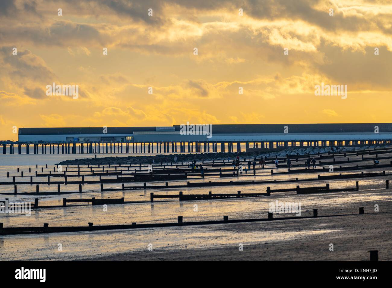 The beach and pier at Walton on the Naze at sunset Stock Photo - Alamy