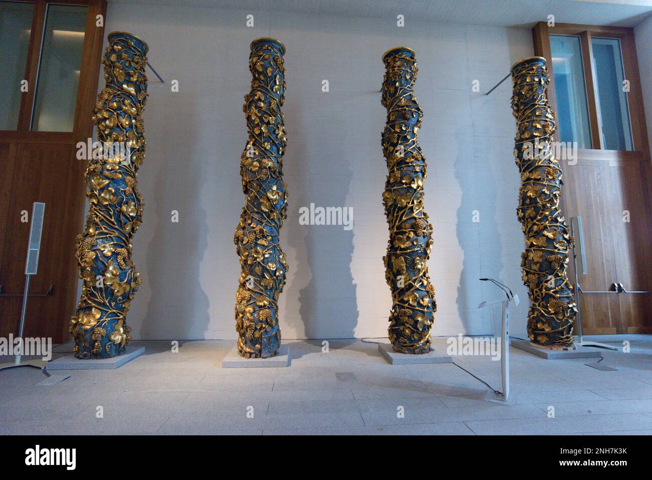 The Solomonic columns during their presentation at the Galería de las ...