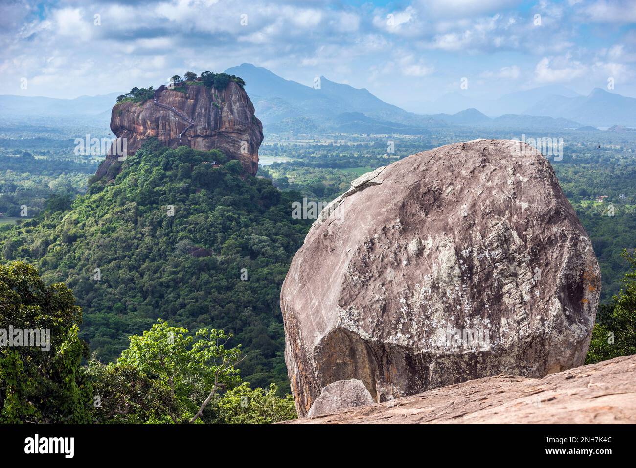 Sigiriya lions gate hi-res stock photography and images - Alamy