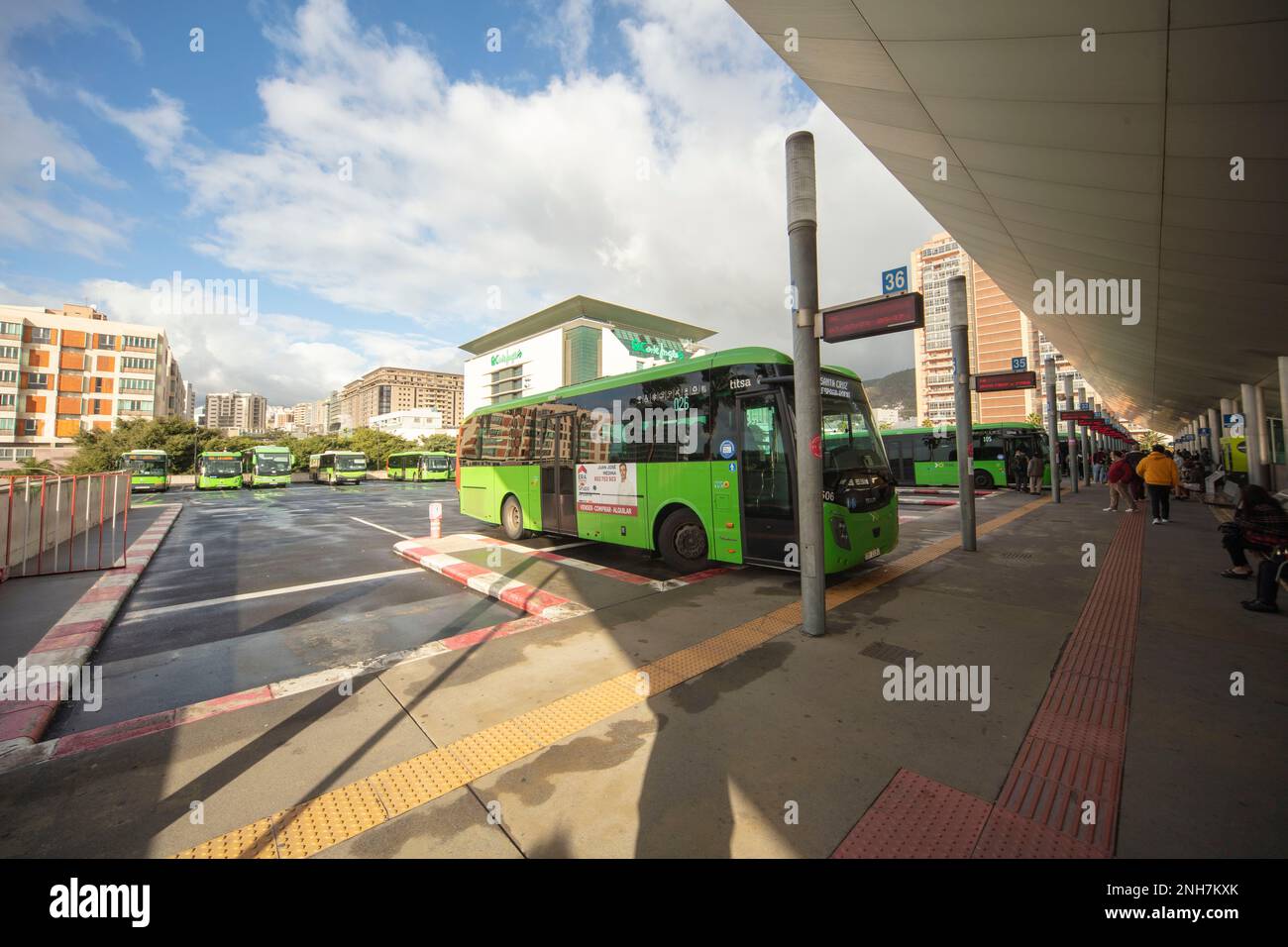 Transportes interurbanos de tenerife hi-res stock photography and ...