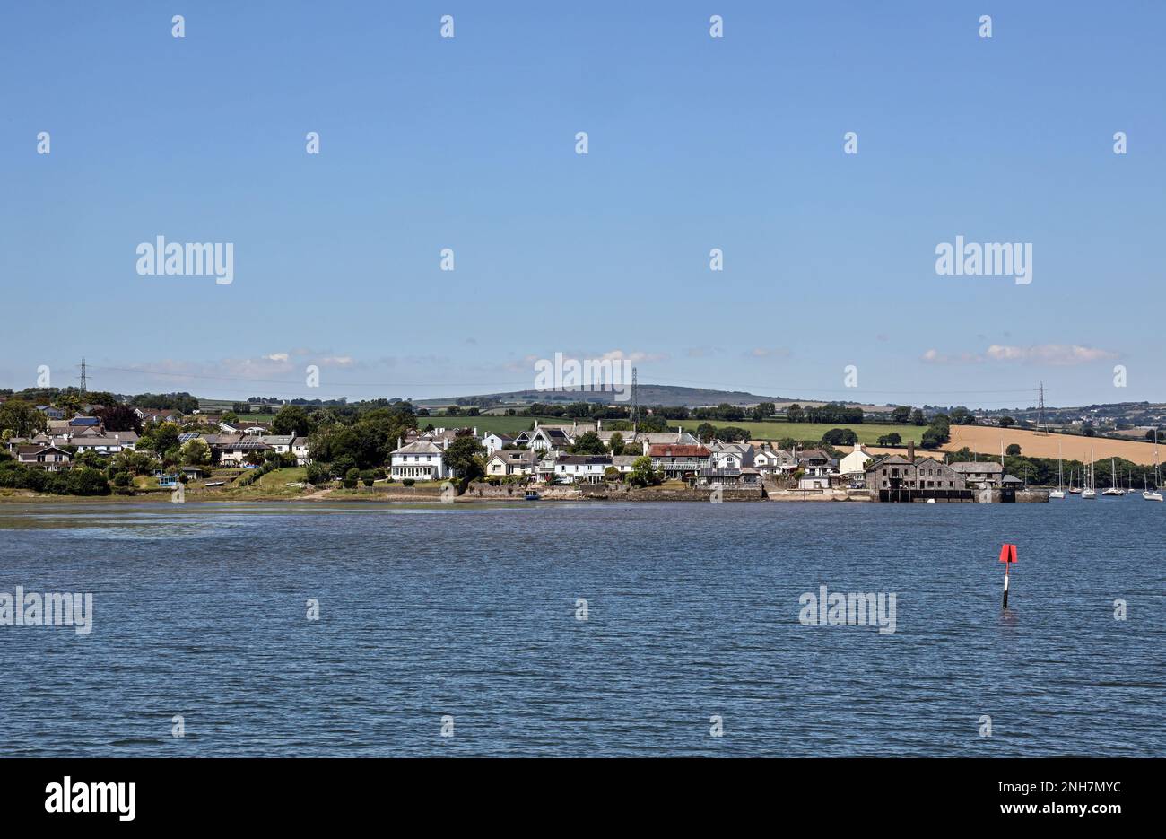 A beer in the sunshine at the 17th Century; Tamar Inn at Calstock, on ...