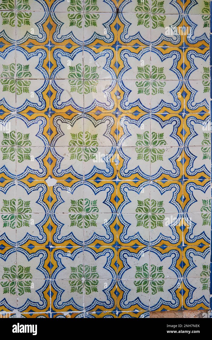 Blue and white patterned tiles hi-res stock photography and images - Alamy