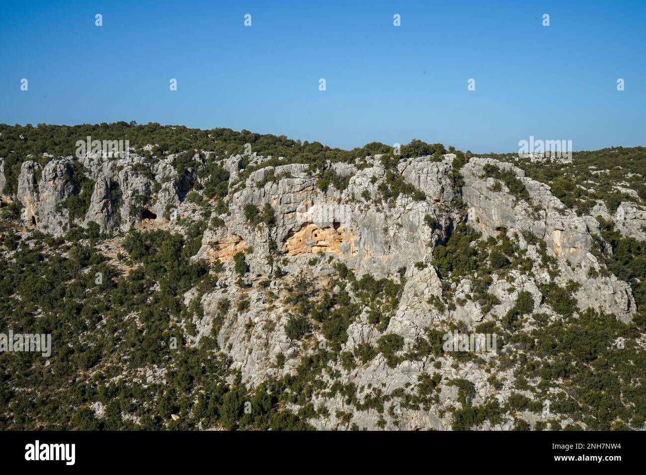 meydan kalesi cave houses on big cliff Stock Photo - Alamy