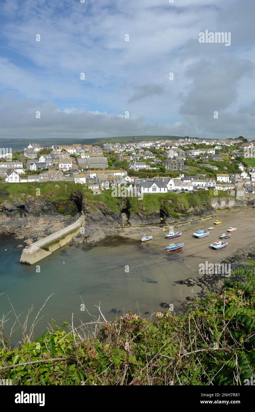 Port isaac low tide hi-res stock photography and images - Alamy