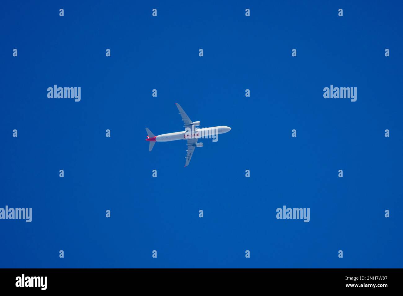 Airplane seen from below landing hi-res stock photography and images ...