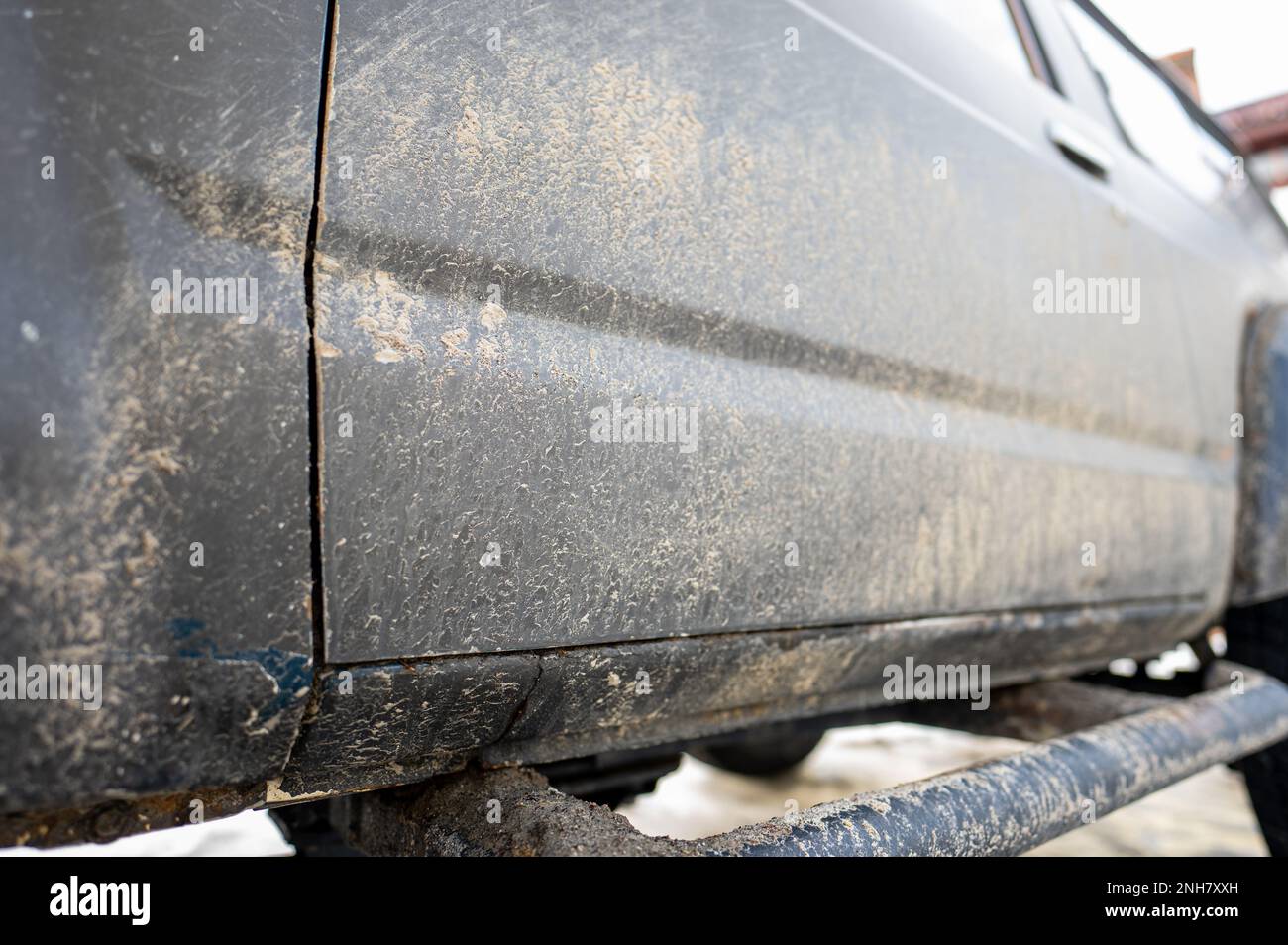 Splash and texture of mud on a car. Dirty car side Stock Photo - Alamy