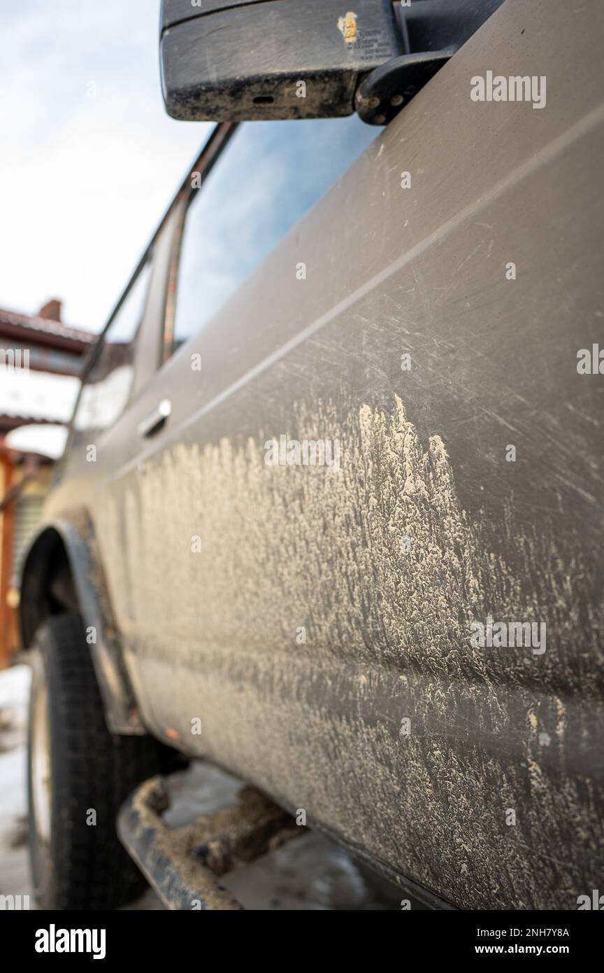 Splash and texture of mud on a car. Dirty car side Stock Photo - Alamy