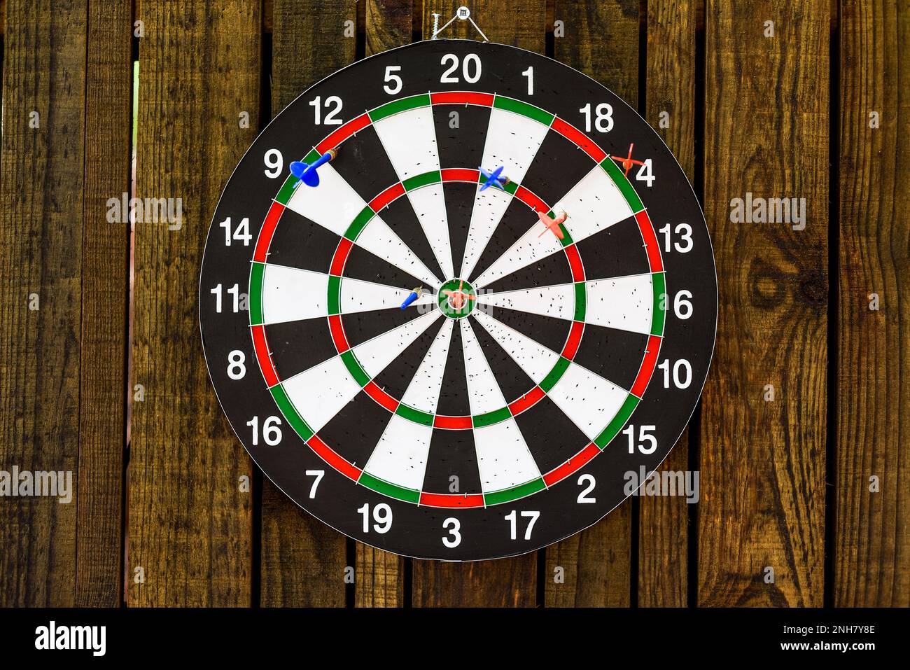 Dartboard darts in center hi-res stock photography and images - Alamy