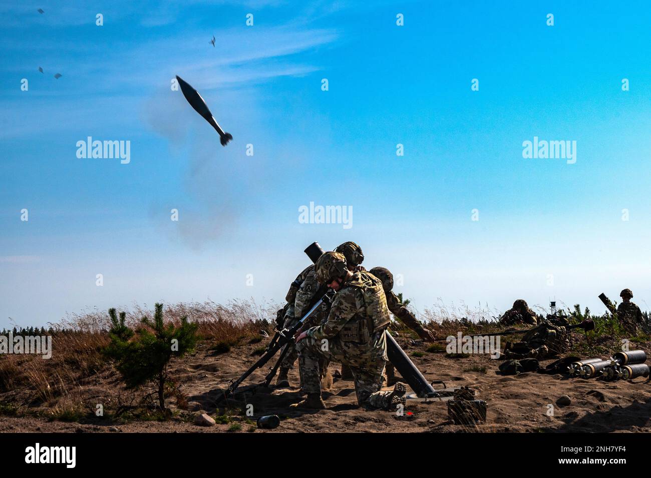 M120 120 mm mortar system hi-res stock photography and images - Alamy