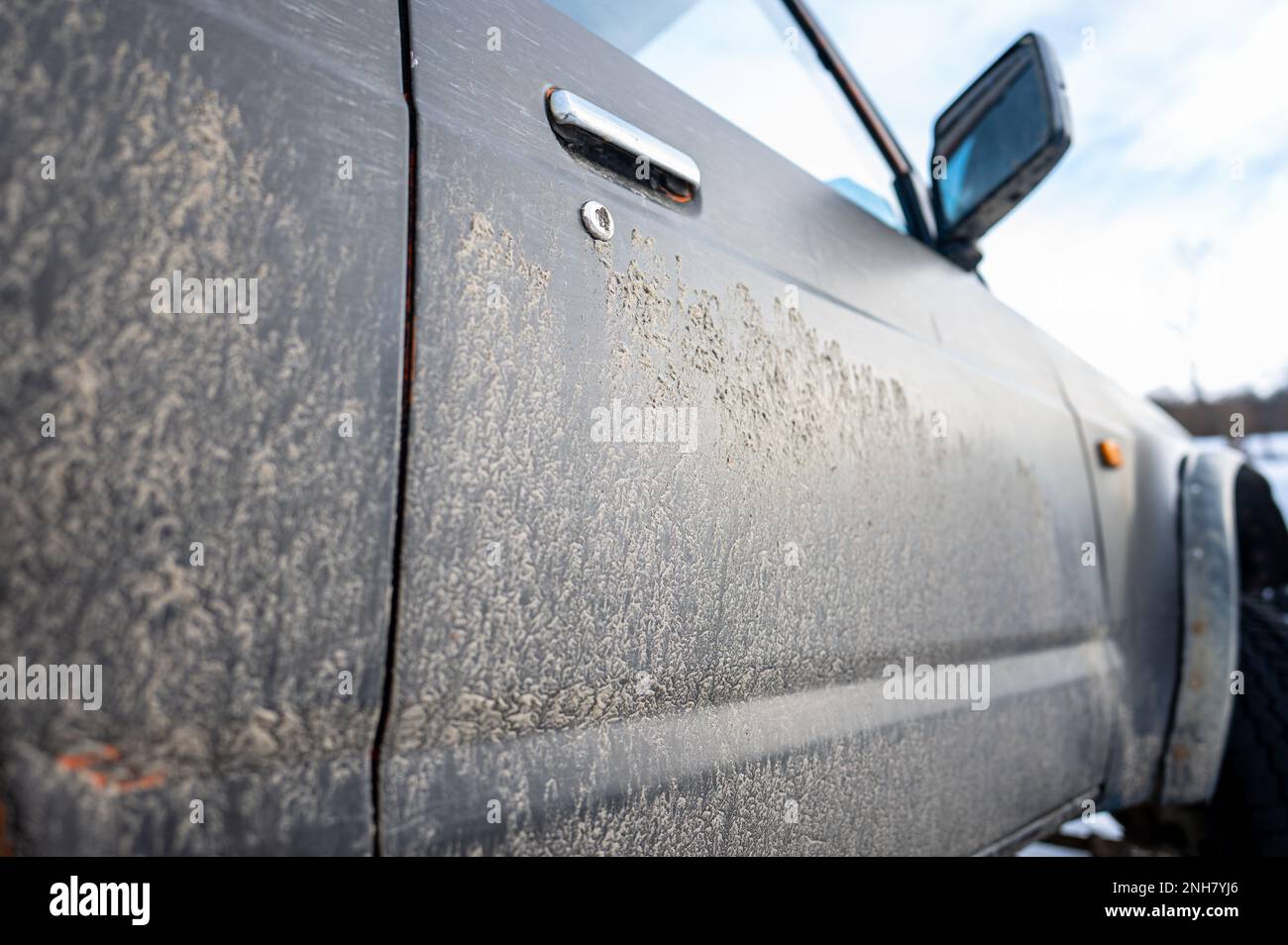 Splash and texture of mud on a car. Dirty car side Stock Photo - Alamy