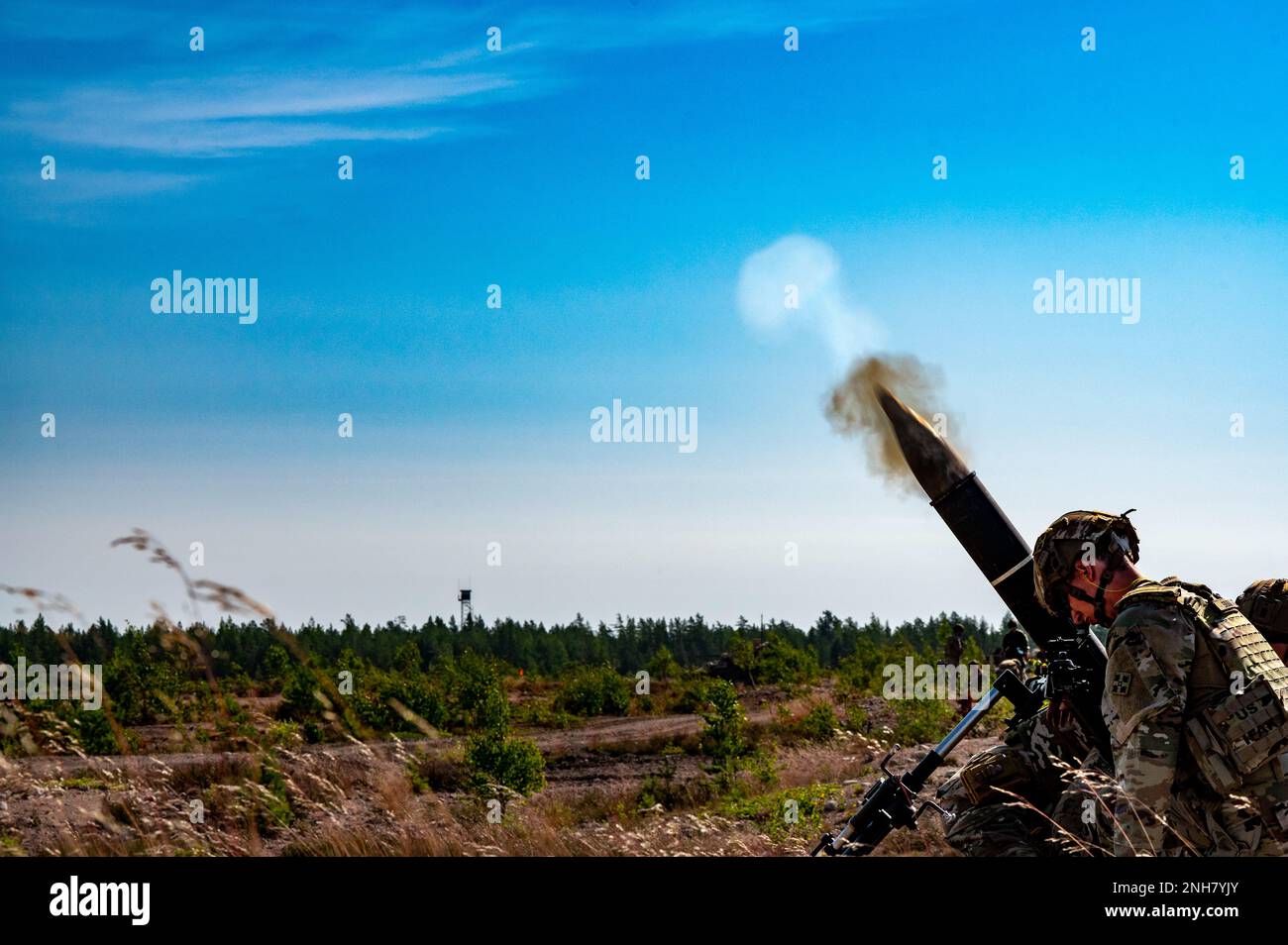 Fire an m120 mortar hi-res stock photography and images - Alamy