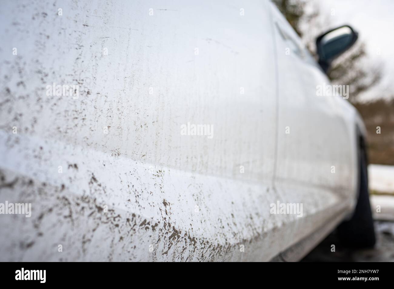 Splash and texture of mud on a car. Dirty car side Stock Photo - Alamy