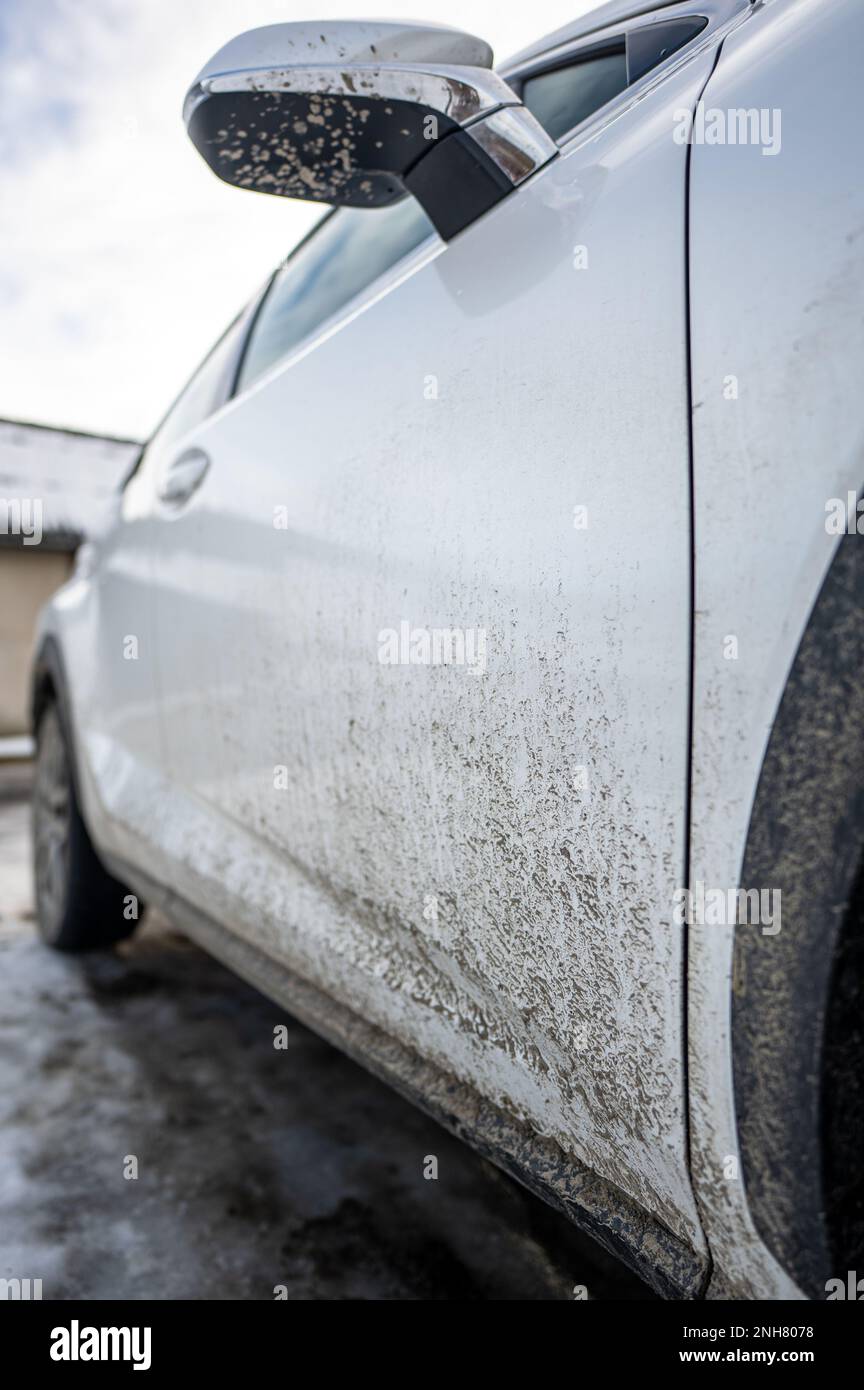 Splash and texture of mud on a car. Dirty car side Stock Photo - Alamy
