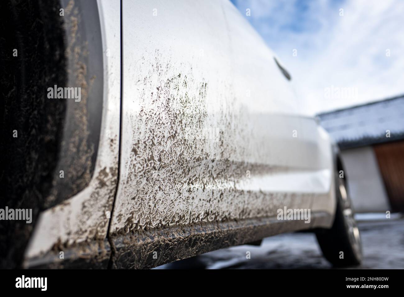 Splash and texture of mud on a car. Dirty car side Stock Photo - Alamy