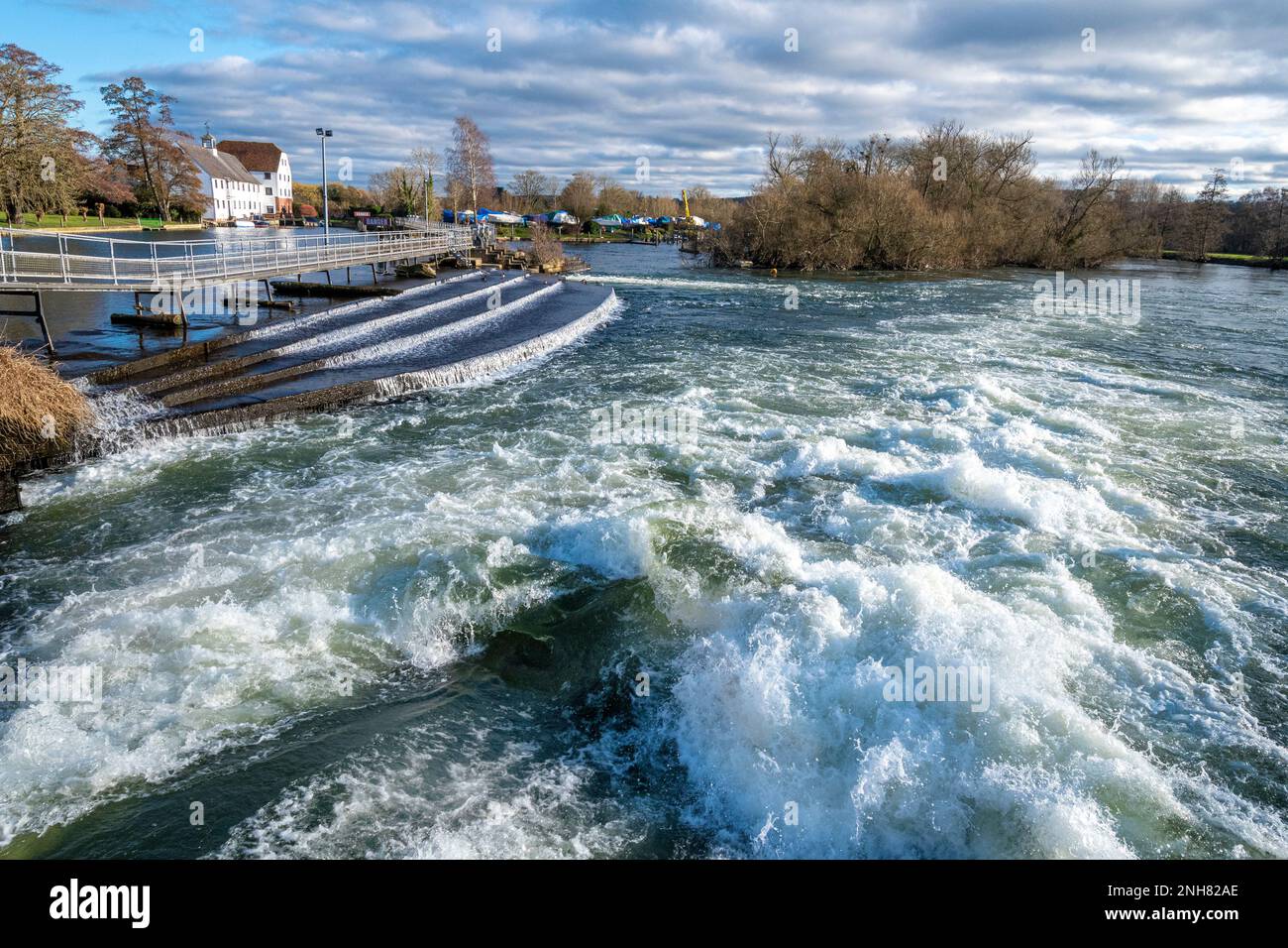 Fast flowing white water on the River Thames at Hambledon weir near ...