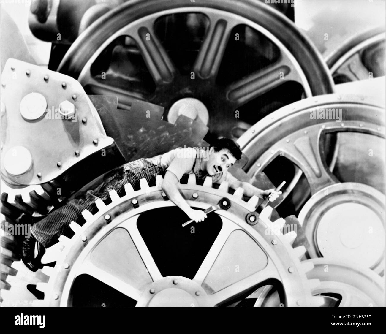 CHARLIE CHAPLIN in MODERN TIMES 1936 director / writer / producer ...