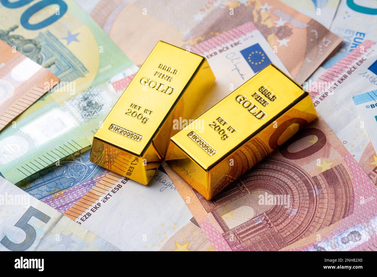 Euro banknotes and gold ingots close up Stock Photo - Alamy