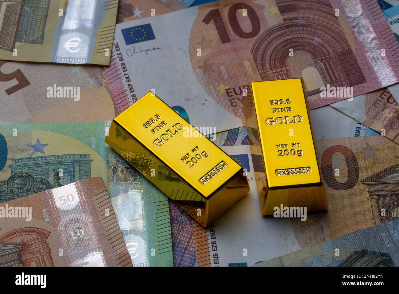 Euro banknotes and gold ingots close up Stock Photo - Alamy
