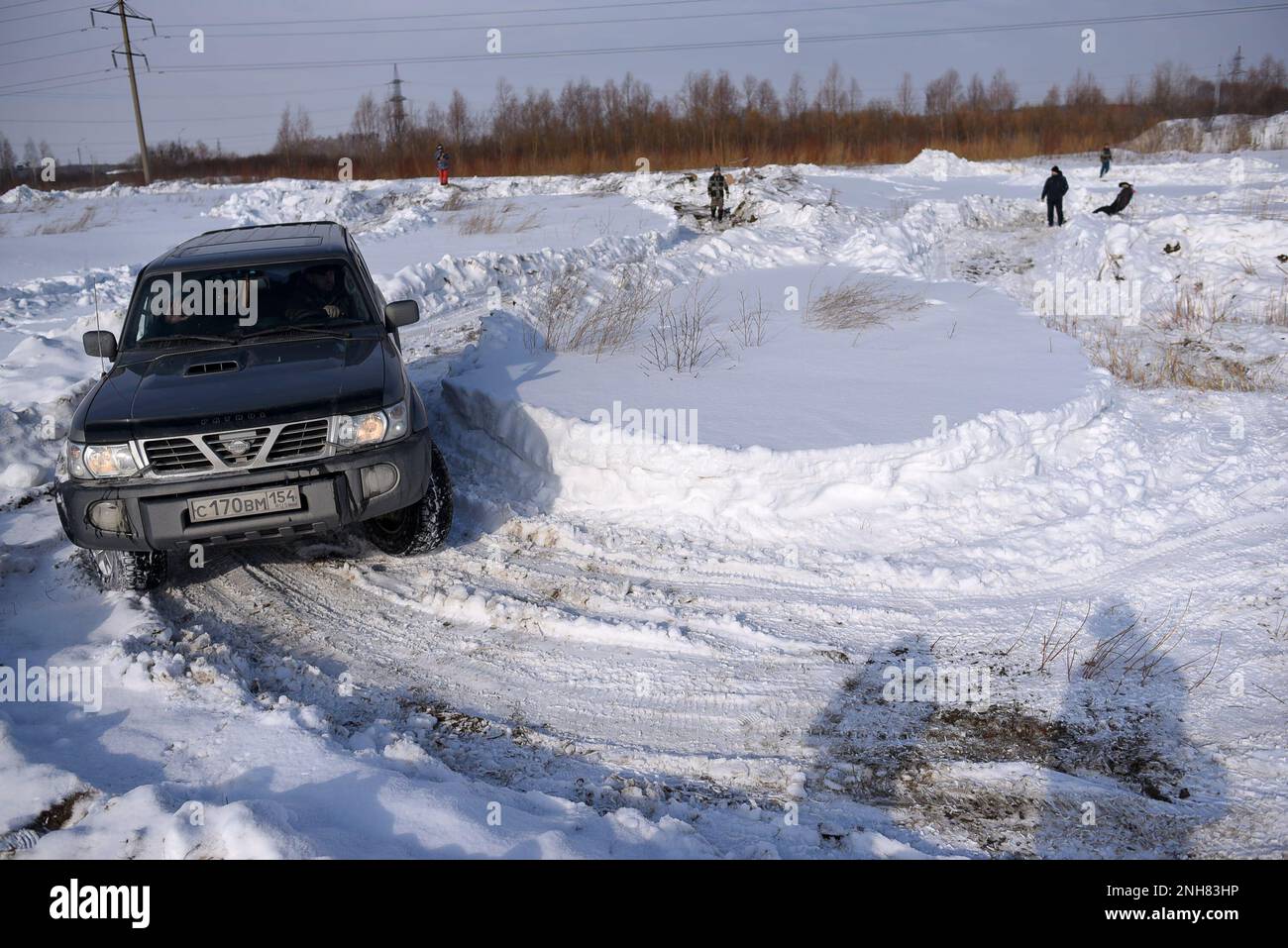 Offroad SUV "Nissan Patrol 4x4" quickly rides in the snow field in ...