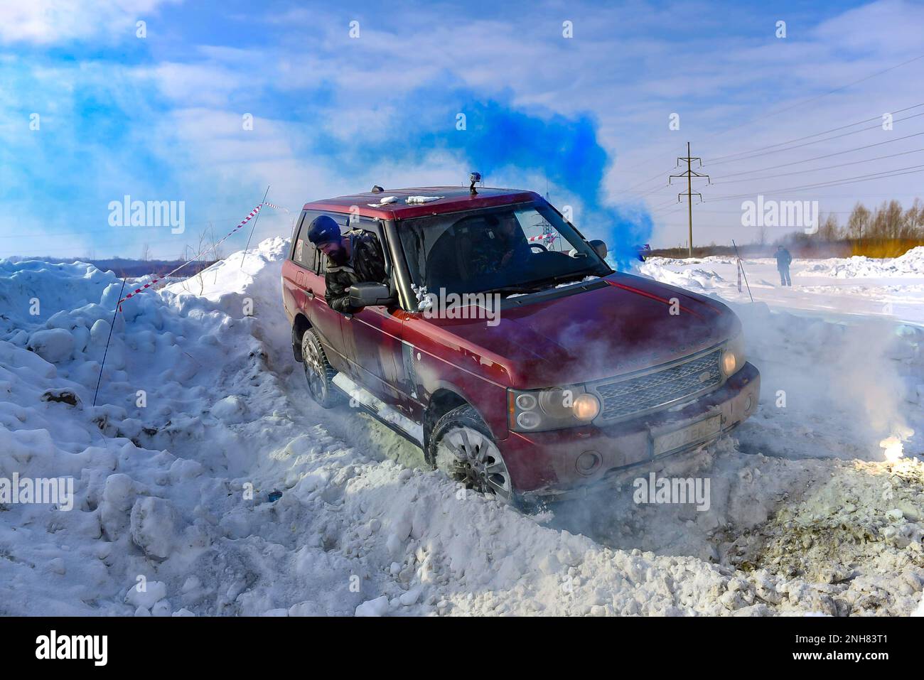 A "Range Rover 4x4" SUV is actively driving on a snowy mountain in ...