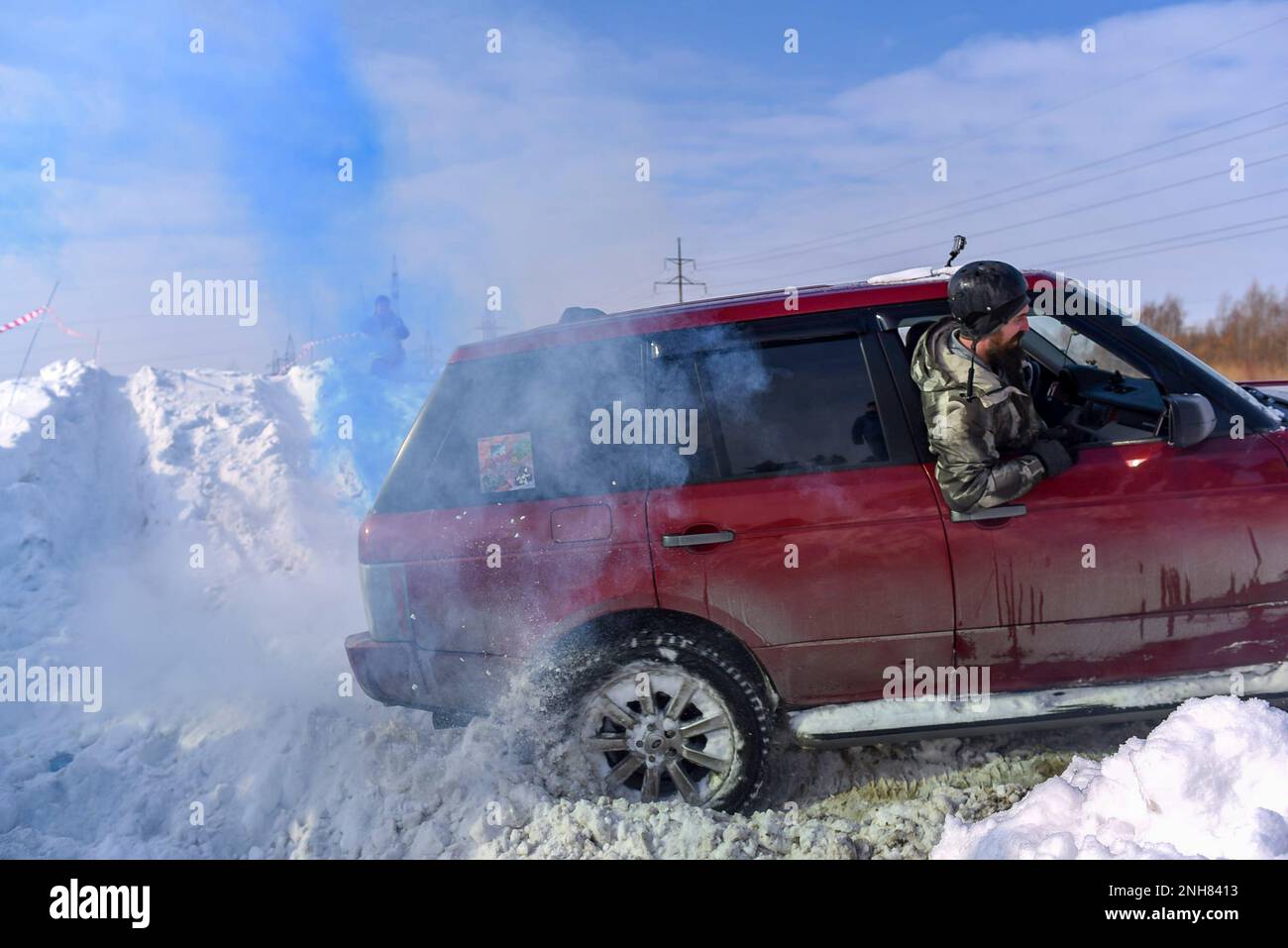 A "Range Rover 4x4" SUV is actively driving on a snowy mountain in ...