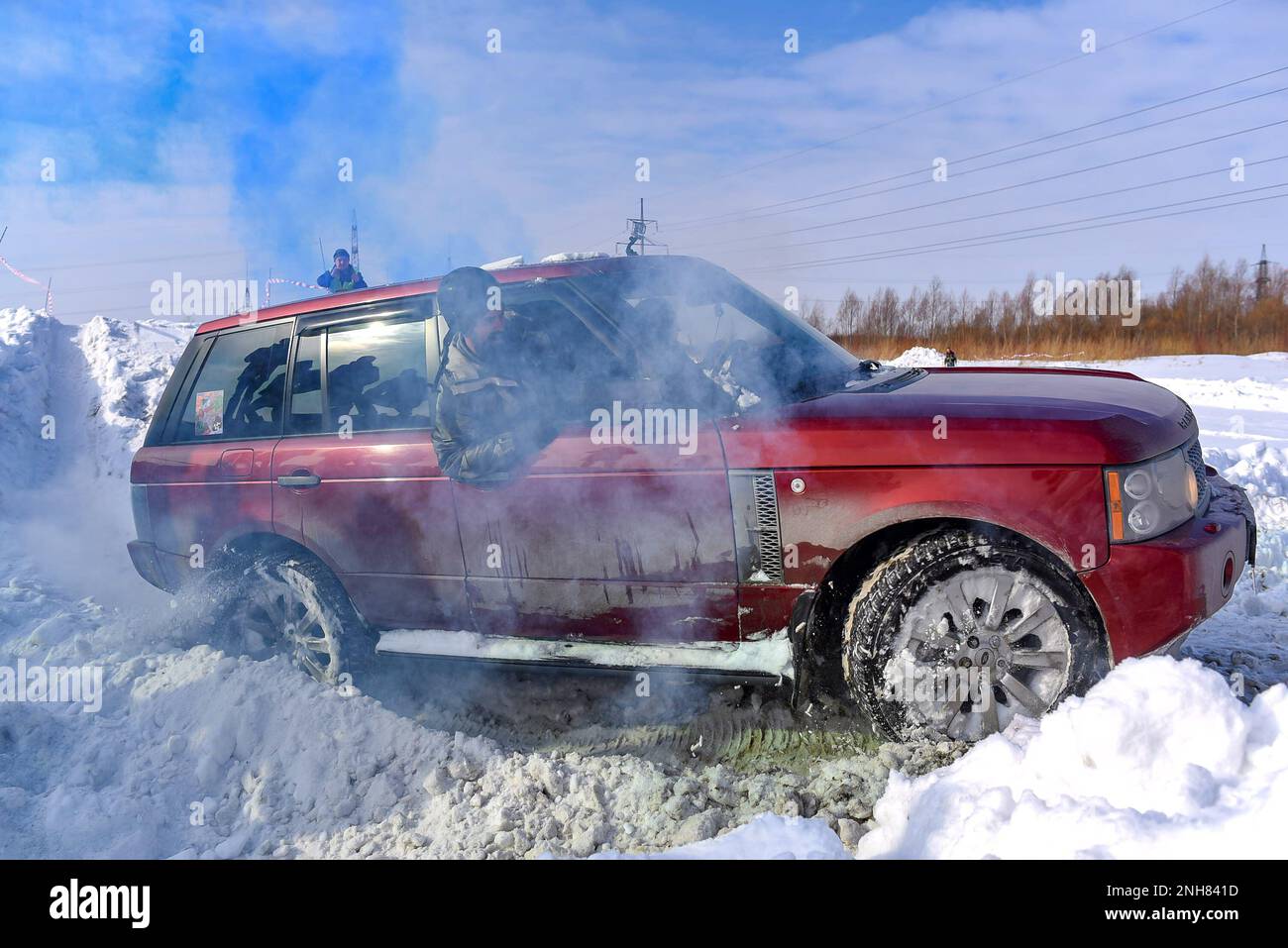 A "Range Rover 4x4" SUV is actively driving on a snowy mountain in ...