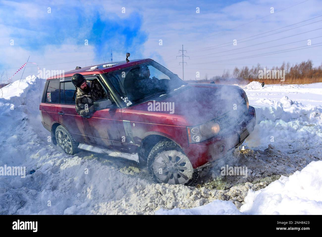 A "Range Rover 4x4" SUV is actively driving on a snowy mountain in ...