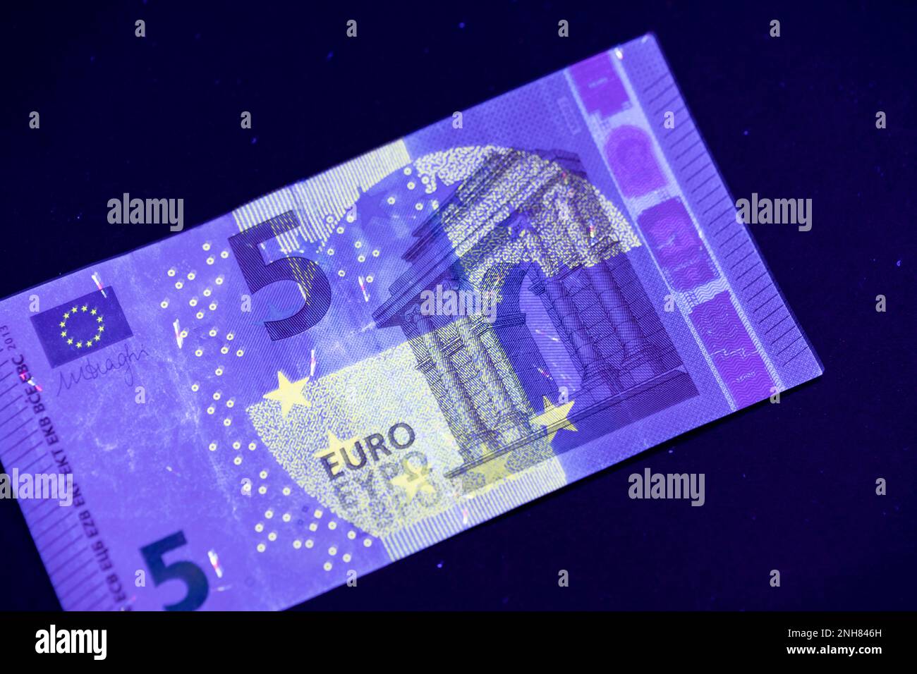 Uv light money hi-res stock photography and images - Alamy