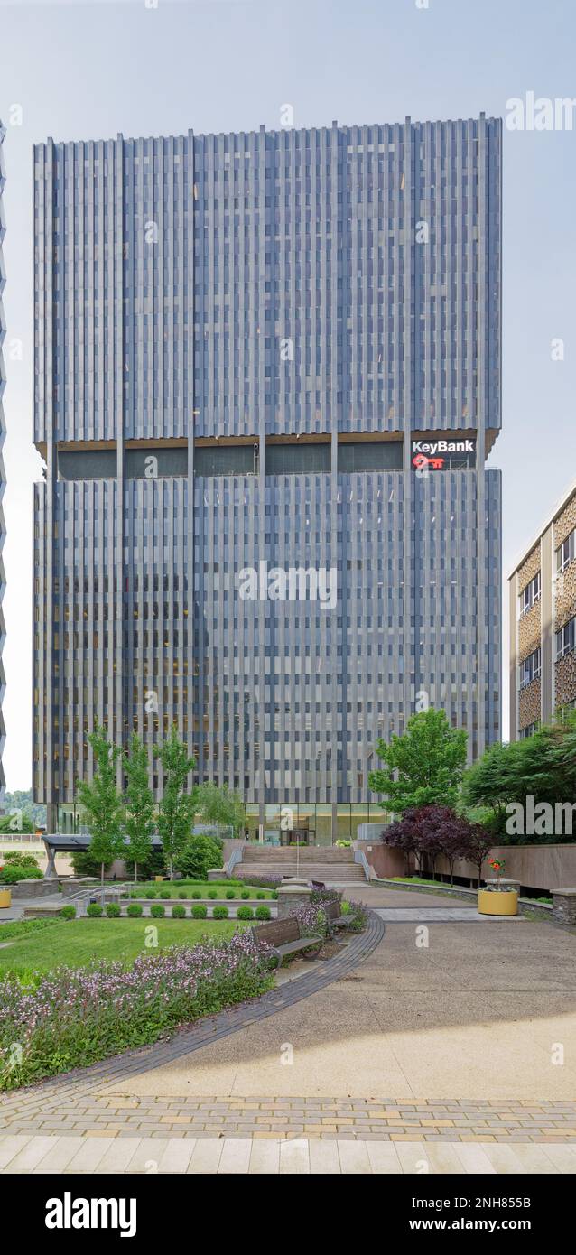 Pittsburgh Downtown: 11 Stanwix Street is part of a landscaped site ...